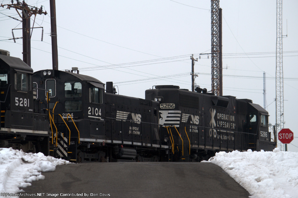 NS SW1001 2104 and NS GP38-2 5286